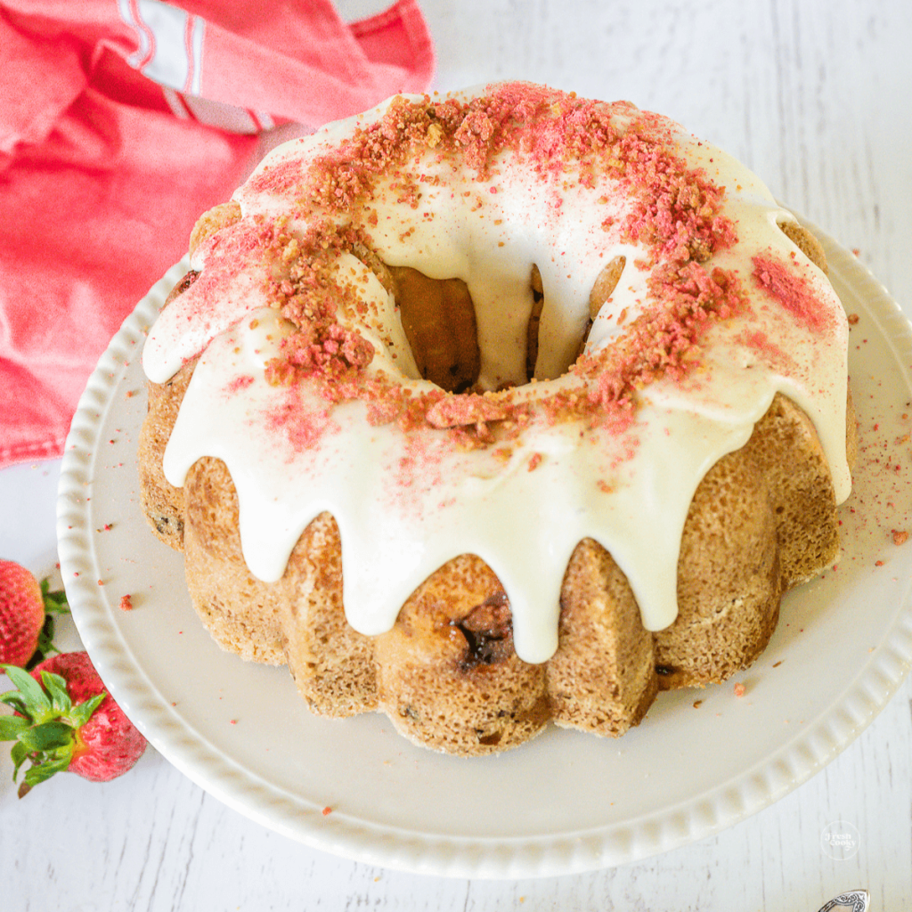 Discover the Irresistible Strawberry Crunch Pound Cake: A Delightful ...